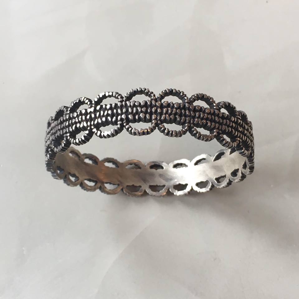 Victoria Scalloped Thin Bangle (Patina) – Himatsingka Collection